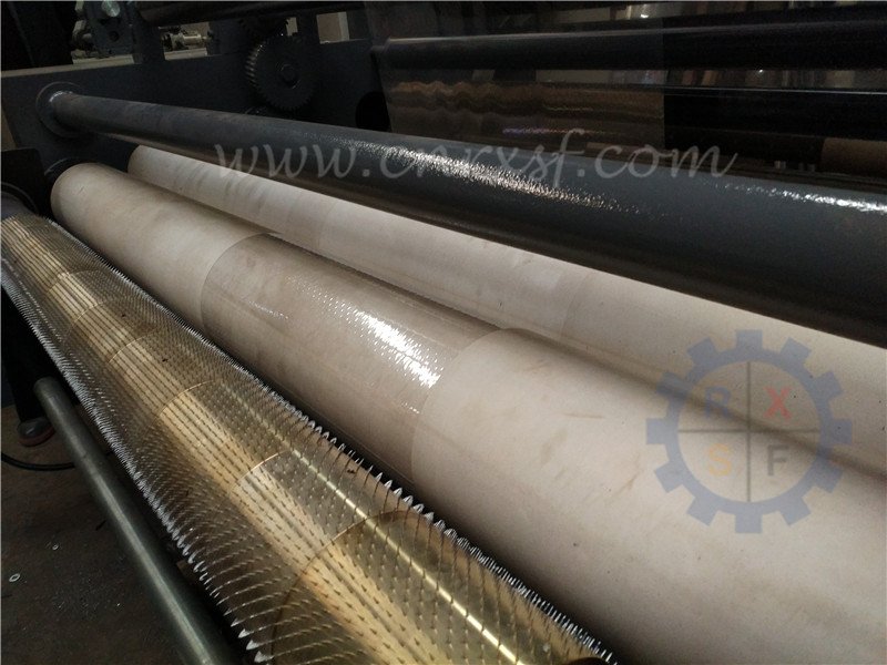 Breathable film slitting and rewinding machine with puncture roller ...