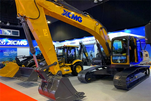 XCMG XE215D shining in Panama - Changzhou Yamar Group